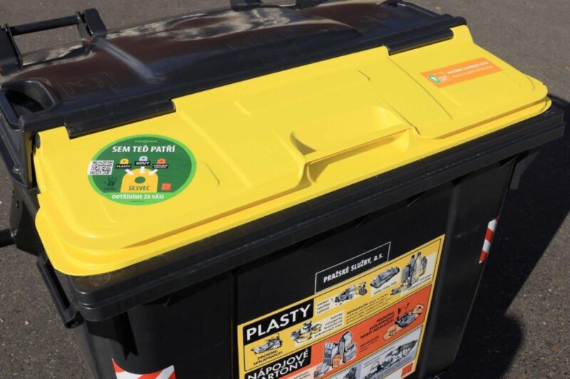 Nová popelnice v Praze pojme plechovky, plasty i tetrapaky