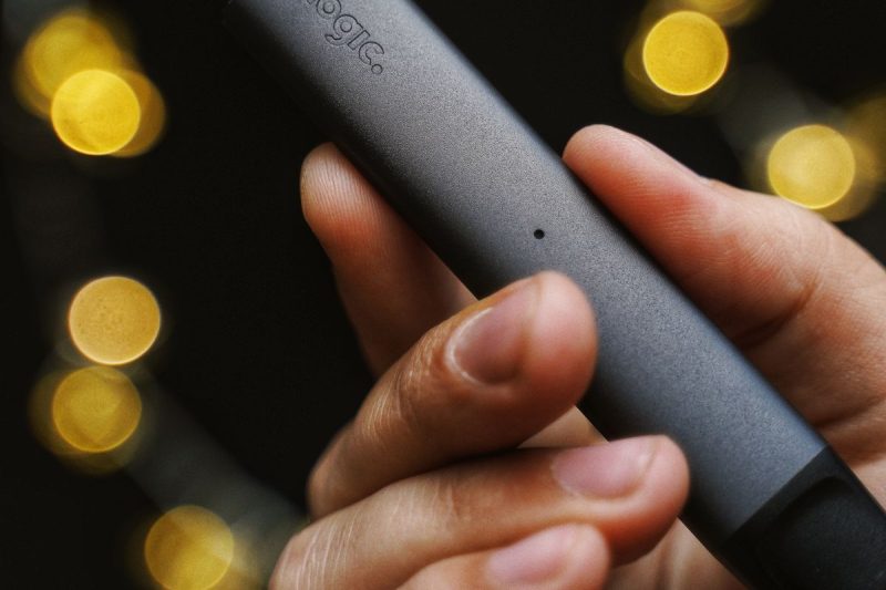 E-cigarety na jedno použití končí i s baterií v koši. Je to nesmyslné ...